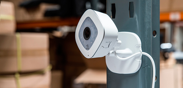 Netgear Arlo Q Plus: Überwachungskamera mit POE-Anschluss ...